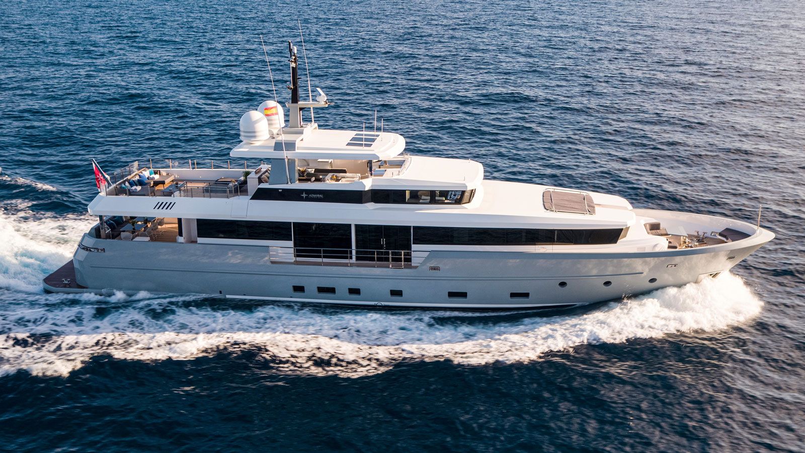 Further €800K price drop on 36m Admiral Cinquanta-50